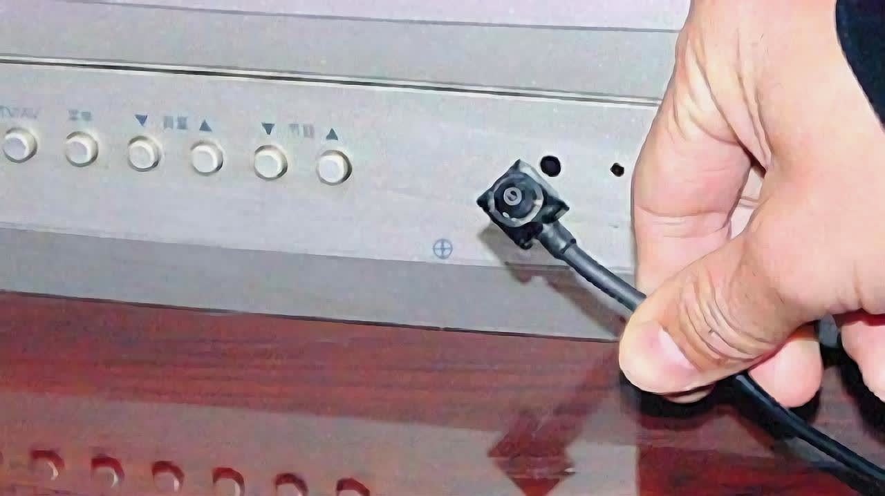 为什么住酒店时,第一件事就要拔掉电视机插头?看完可要当心了!