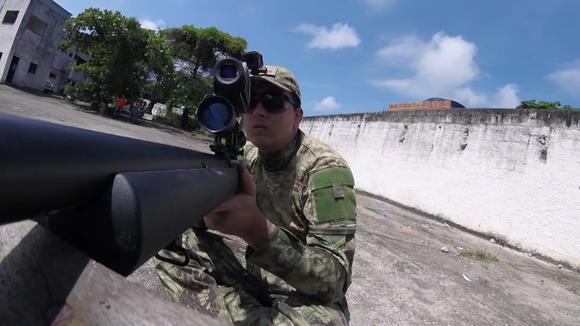 国外真人CS：军迷一支狙击步枪灭掉对面一队人