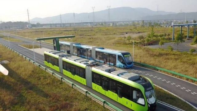 中国发明无轨火车,可直接在马路上开,已在株洲试运行