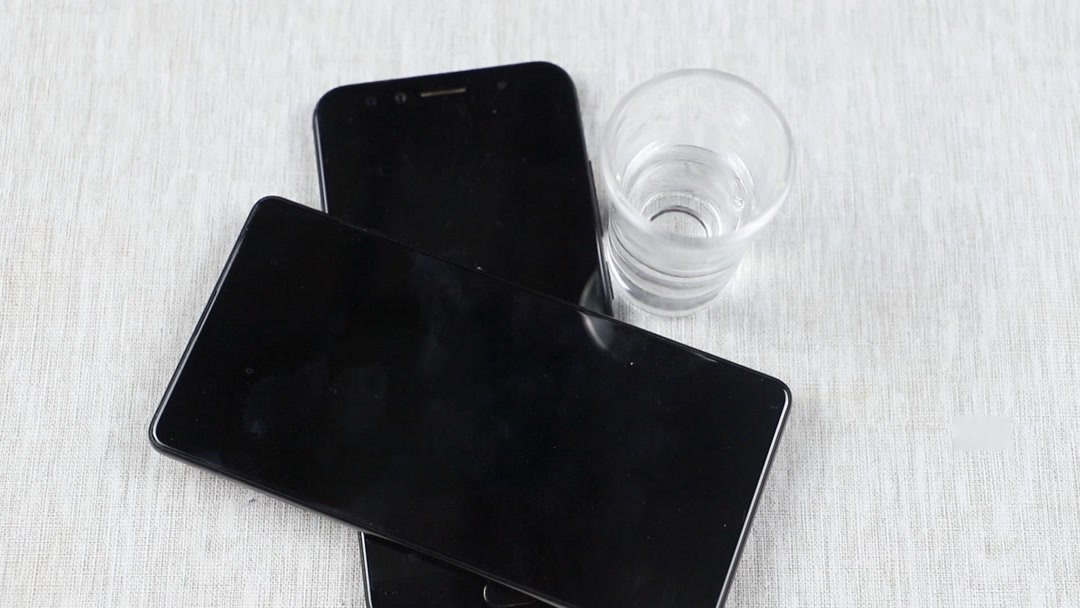 牙签插进手机里面,太神奇了,这诀窍很多人都不知道,都学习