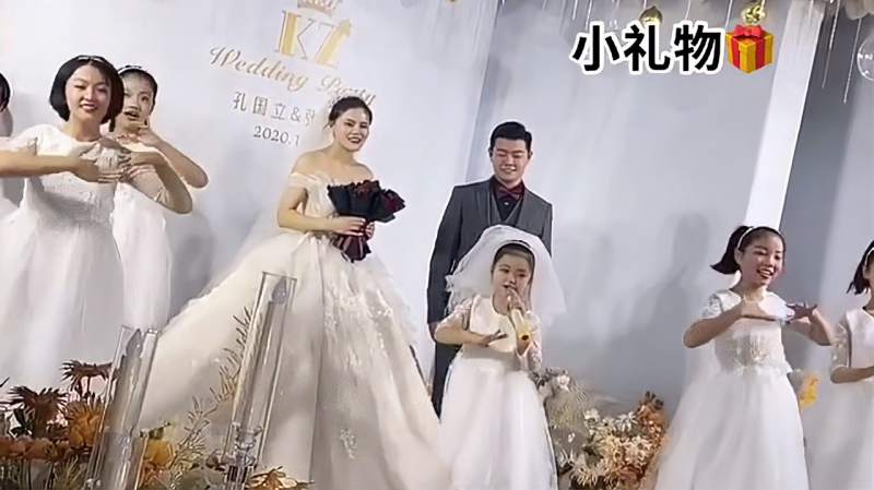 李悟在老师婚礼上唱歌太好听了,眼前的一幕令人感动