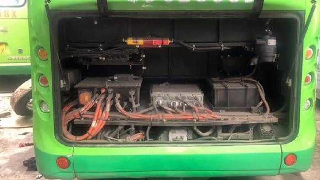 中通纯电动客车,后面好多的灰尘,可以用水清洗吗?会漏电吗?