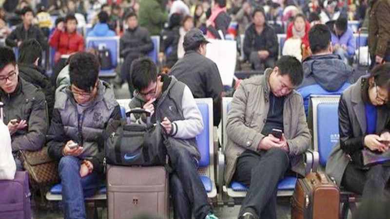 旅客匆忙赶火车 把母亲救命钱丢了!捡包人:我拿错了