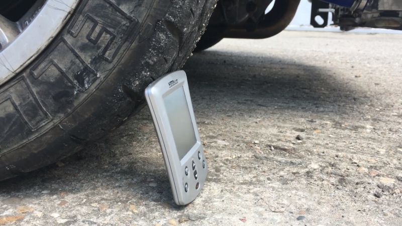 强迫症患者的最爱!用汽车碾压计算器,最后能压到何种程度?