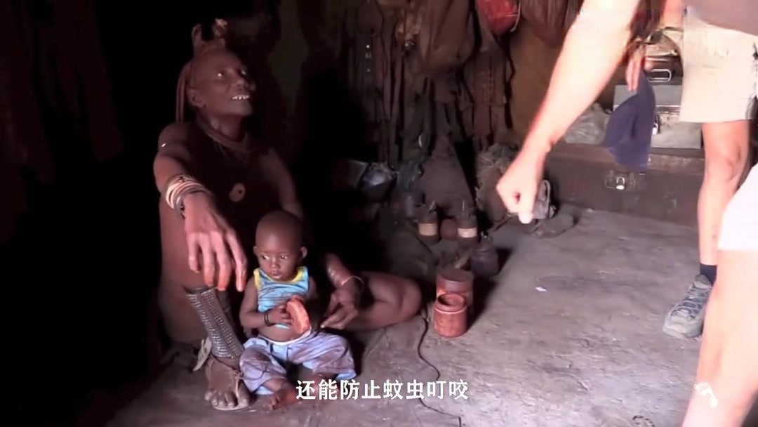 世界最脏的女人,一生不洗澡不穿衣服,全身还涂抹特制红泥