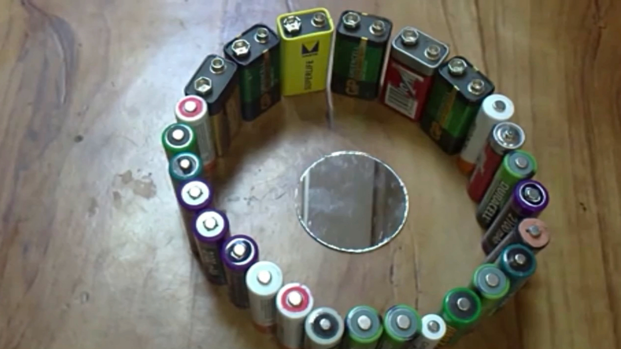 物理实验室-电池围成一个圈,中间放个磁铁,发生了怪异的现象