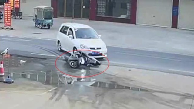 小车撞上电动车,女子倒地不起,他转身就走称:她撞上来的