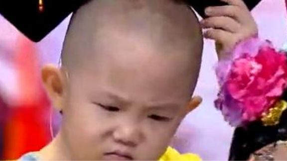 豪豪小小年纪模仿容嬷嬷,还原《还珠格格》经典片段简直惟妙惟肖