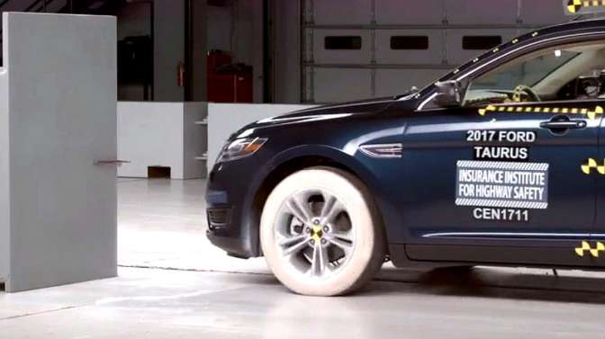 福特金牛座碰撞测试,美系车的外壳还是硬啊