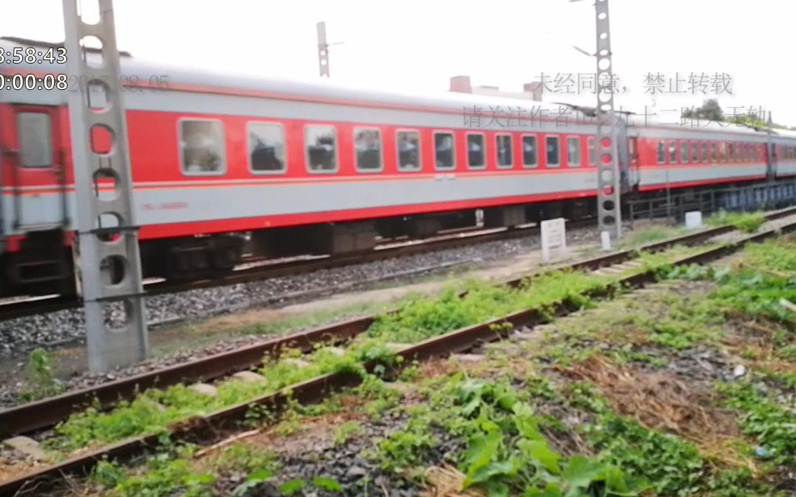 列尾挂国际列车的K27次客车通过天津金钟河大街地道,接近天津车站