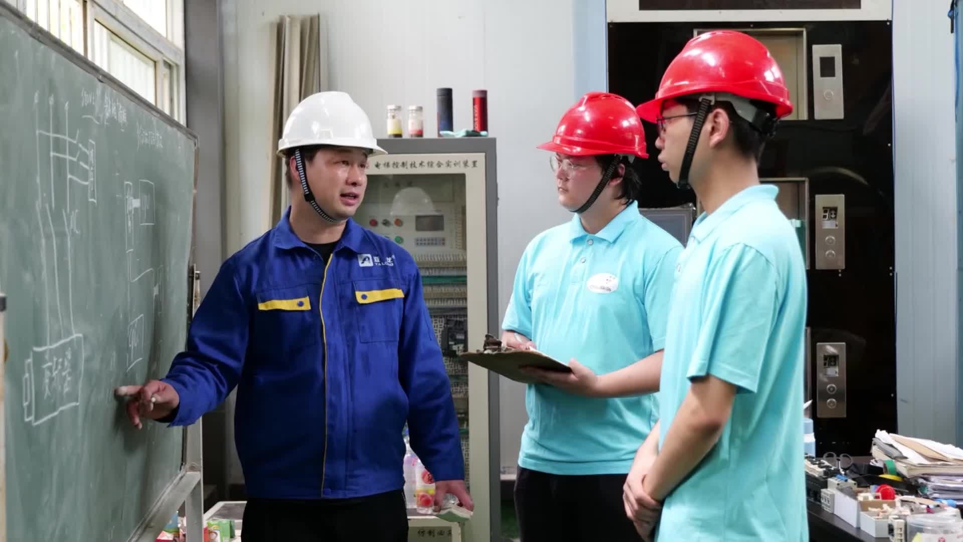 临时搭建"工棚"式实训室里,他培养出10个全国职业院校技能大赛获奖者