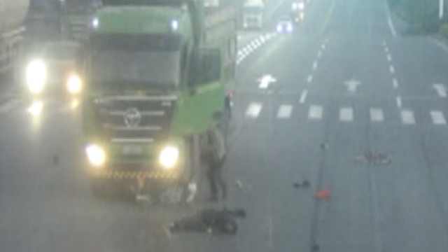 渣土车逆行闯红灯,撞死61岁老人