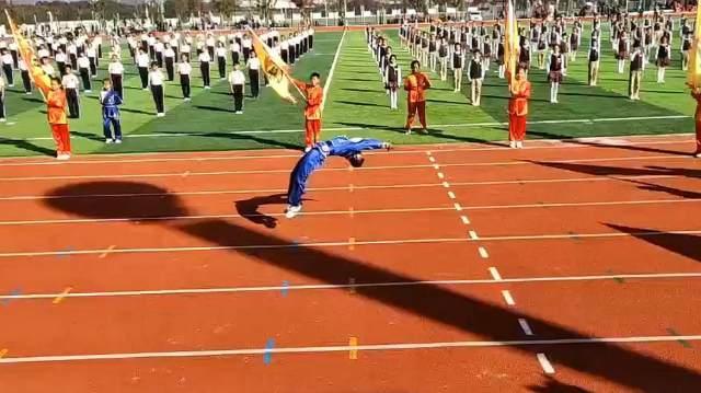 真是太厉害了,运动会开幕式上,少年武术队的表演,少年强则国强