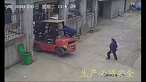 女工瞬间被压叉车下-生产安全事故(胆小慎入)