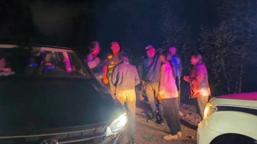 5名90后游客自驾被困五千米雪山竟弃车步行,遭高原反应幸被救