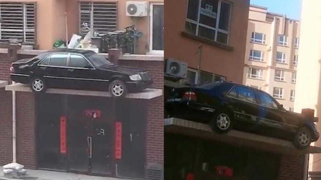 奔驰"飞"上居民楼屋檐已破案,城管局:此事系开发商为宣传所为