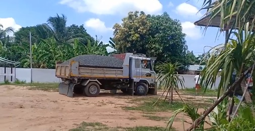 驾驶这种小型翻斗车挺有难度,卸个货都这么多花样