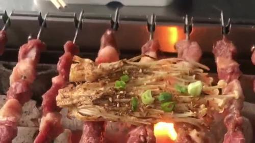 这是一片烤出灵魂的金针菇,烤出来的一瞬间,我都忍不住要流口水了