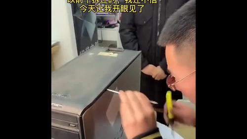 听说新来的电脑技术员以前是干拆迁的,我还不信,今天真是让我开眼见了