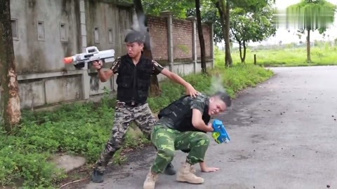 搞笑CS枪战-蠢敌还敢挑战妹子,看不把你们整队团灭