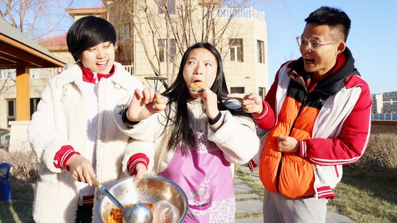 搞笑剧:老师打饭手抖,学生拿汉堡讨好,不料汉堡是用黏土做的