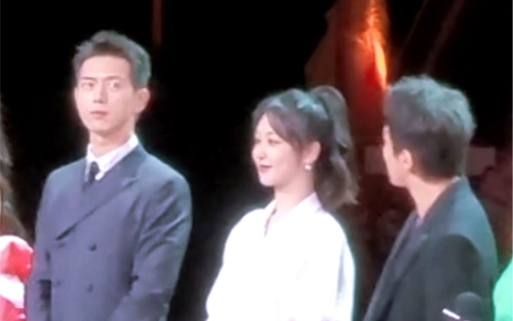 【微博之夜2022|李现杨紫同框领奖不同角度cut】“希望你站得高,看得...