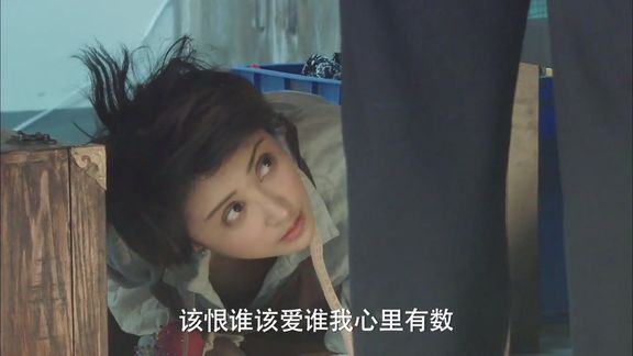 老板和朋友吵架,翻陈年旧事,没想员工在桌下偷听