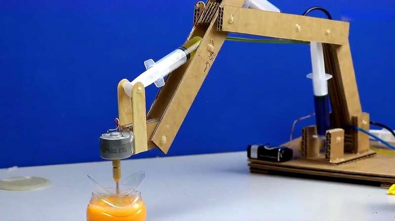 实拍牛人用废纸板自制打桩机,比几百块买的模型好玩多了!看看