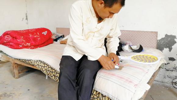 用胶水修理电蚊拍通电不灵,效果挺好的