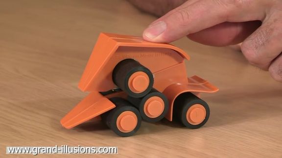 从外形上看不出来这是把裁纸刀 但看完操作流程还是要佩服创意