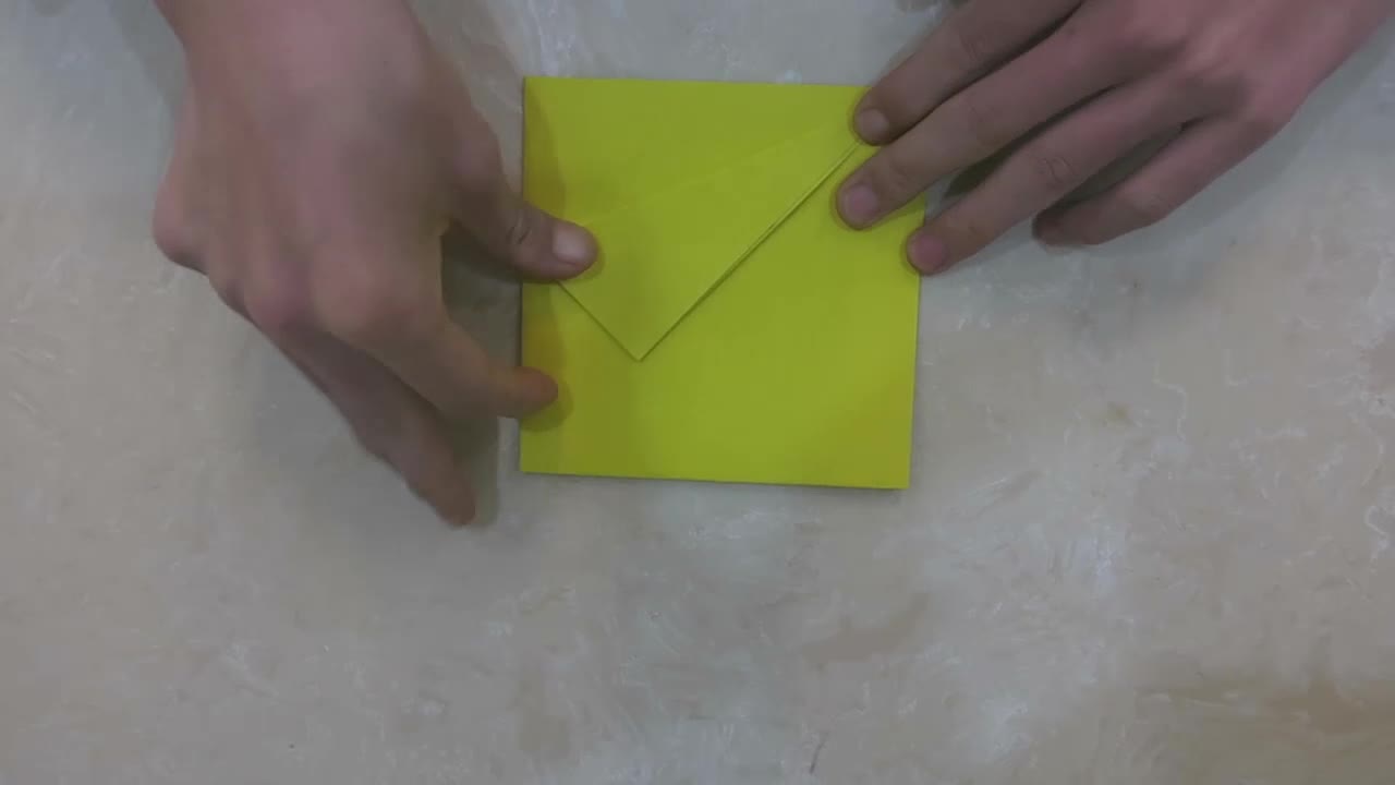 如何用纸做一只很诡异的皮卡丘