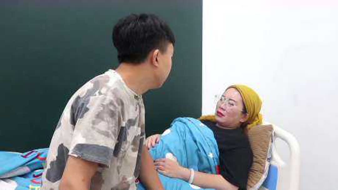 母亲不小心撞车,道歉后还被拳打脚踢,董事长儿子出现做法解气