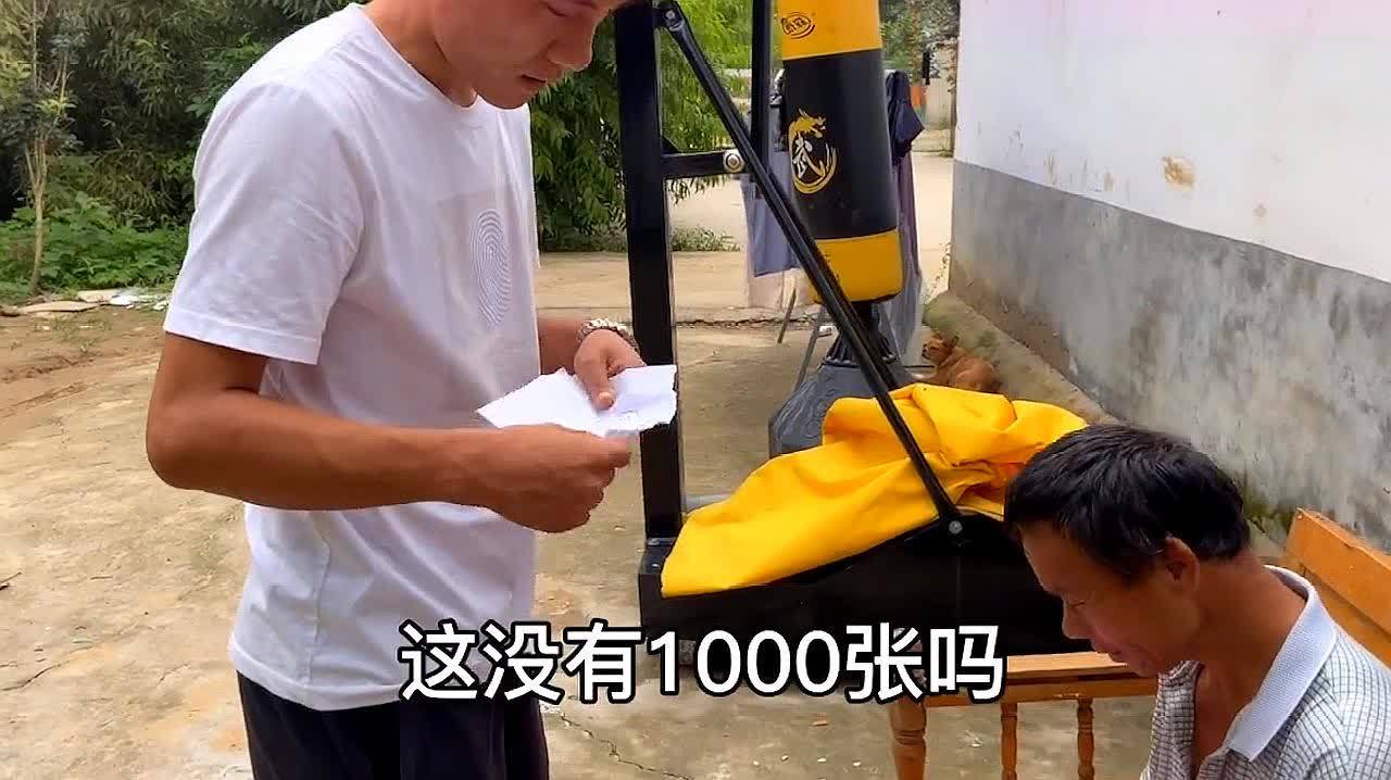 村里的老人很多都被骗,小伙伴们在发防止诈骗宣传单,每家都发