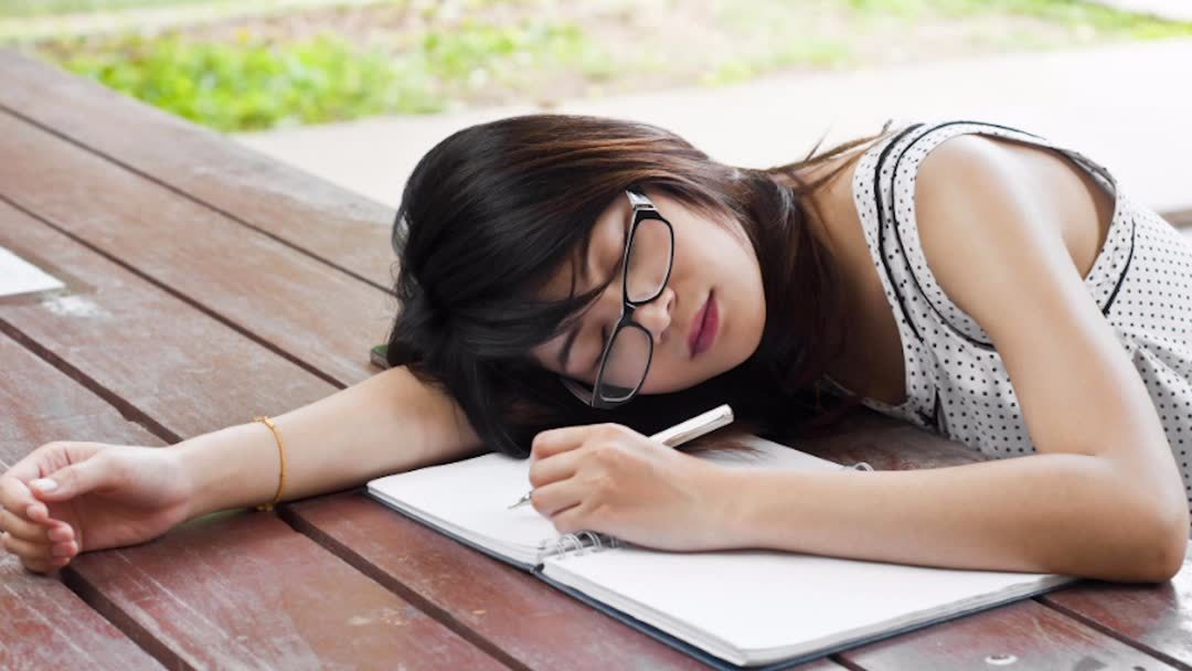 别把午睡变成“误睡”,正确的午睡有3个忌讳,很多人都睡错了