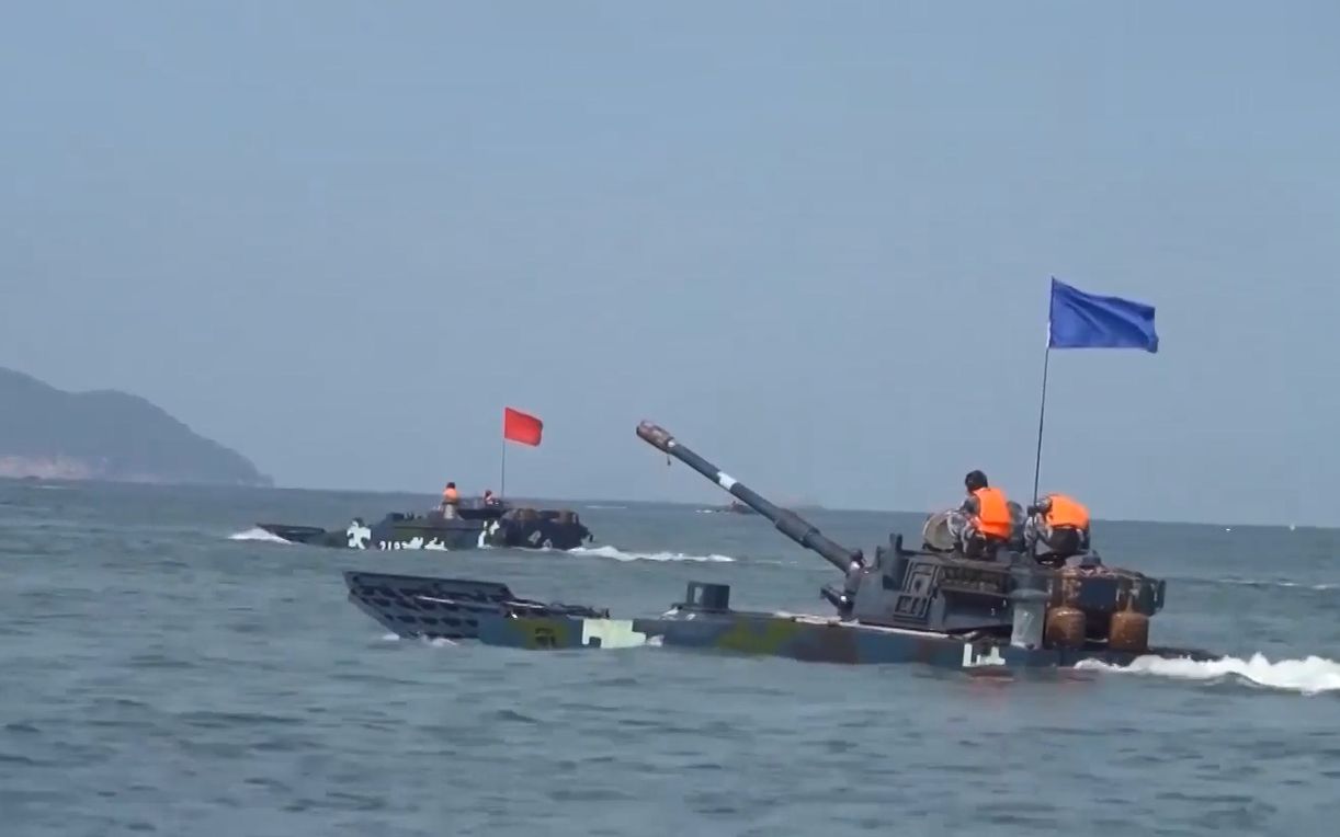 海军陆战队演练两栖作战!两栖战车、突击车海上一字排开勇猛突击