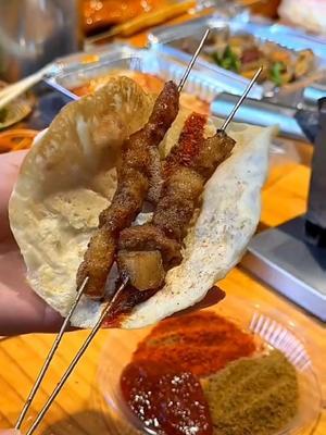 请大数据推给爱吃烧烤的人,超爱这个软软糯糯的烧烤小饼,卷上葱和...