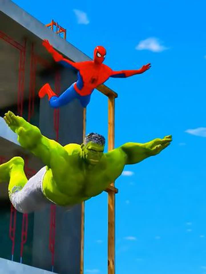 模拟器:蜘蛛侠被一块大石头压住,绿巨人一脚踹掉石头救了他#儿童...