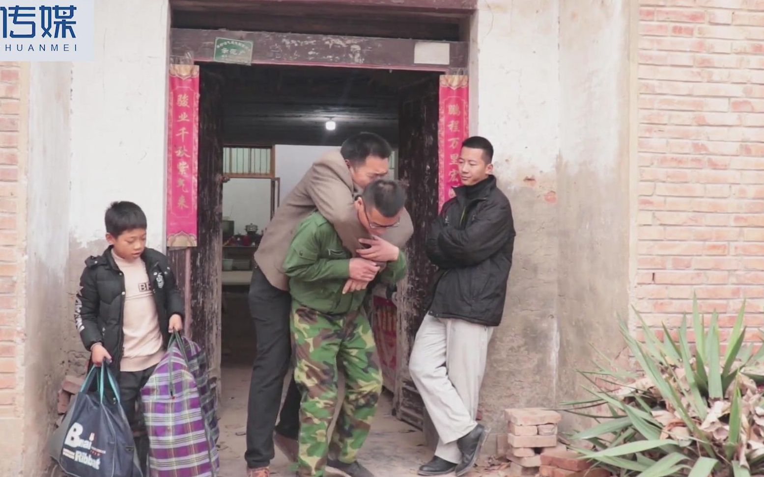 男子卖房为父亲治病,带着年幼的儿子上街乞讨,路人纷纷献出爱心