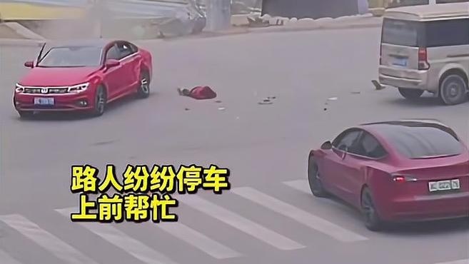 近日,浙江温州一路口,两辆汽车发生碰撞,一 女童坐后排未系安全带被甩...