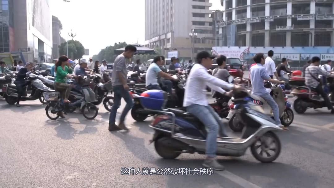 是作死还是侥幸?电动车闯红灯的后果