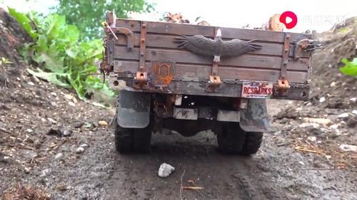 乍一看还以为是一辆真卡车,只是年头老了,细看才知道是仿真模型