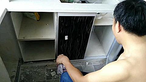 厨房柜门师傅这样安装, 合页都没有会不会掉啊