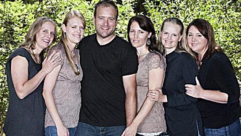 这个国家的人必须一夫多妻, 否则就要坐牢, 这让中国很多男人十分羡慕!