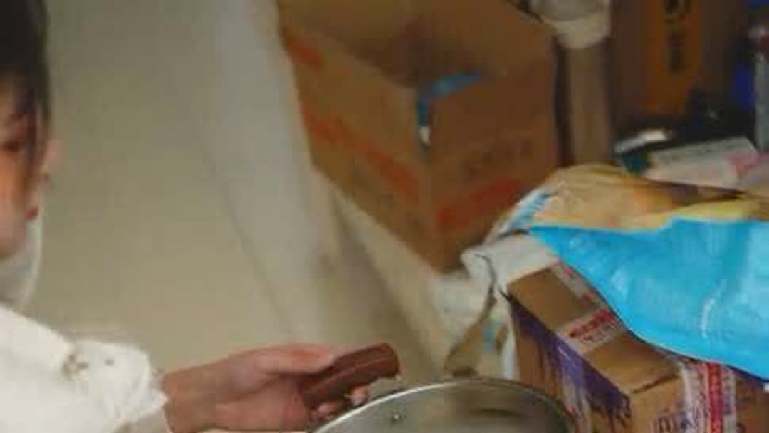 美女上街乞讨,开没开始就结束了,还赔上了几百块钱!