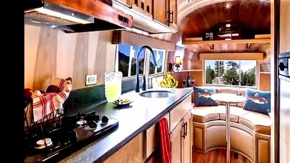 媲美五星级酒店移动的行宫超豪华房车