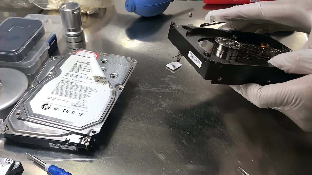 旧硬盘数据恢复,拿掉盘片才能明白,目睹硬盘开盘惊呆了!