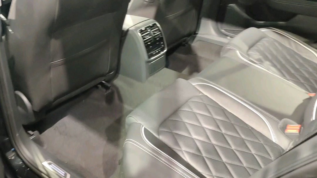 迈腾这后排空间,看着都觉得给力