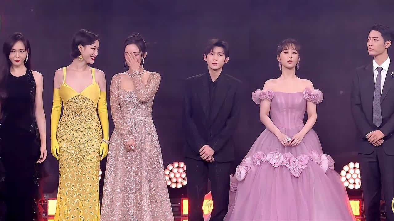 ...微博之夜尴尬瞬间:杨幂唐嫣走秀 肖战翻白眼 李子柒直播...
