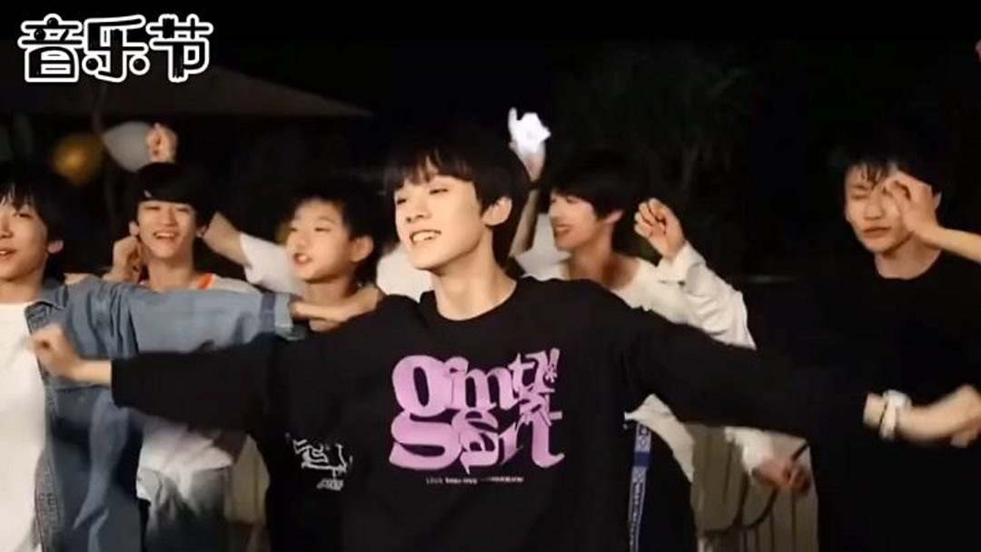 "TF家族三代睫毛弯弯 "三代小朋友要一直在一起哦 "TF家族三代宝藏男孩