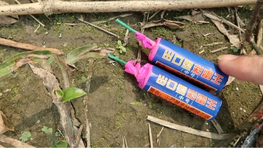 回忆童年乐趣春节放鞭炮,丢到水里炸出巨型水花,真是太好玩了